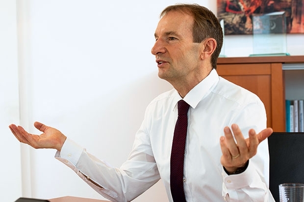 Robert Beer: Die Märkte ignorieren die Risiken - Institutional Money